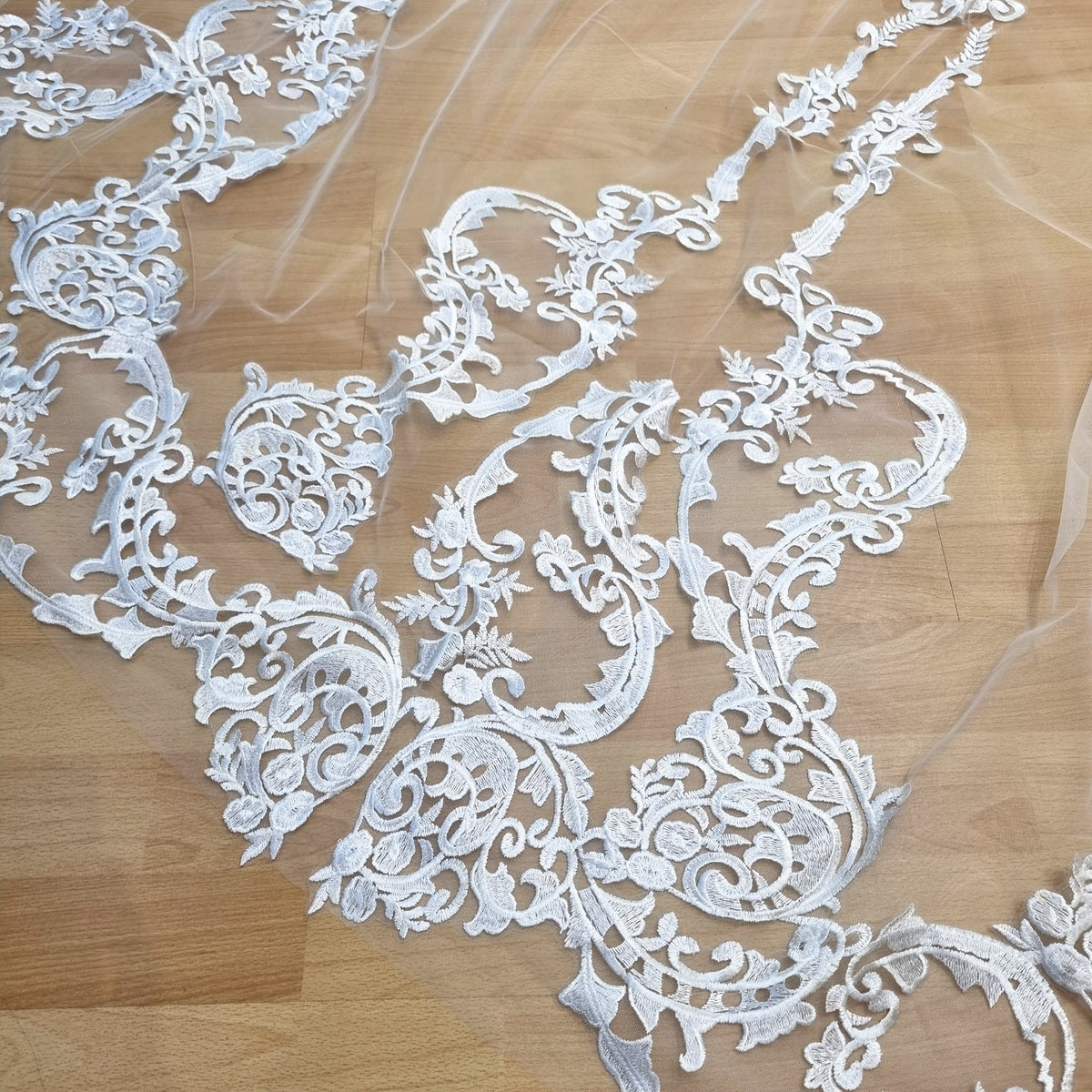 ARGENTINA Velo Ivory 3.5 Metros Abajo Gar – Petit Atelier Bridal