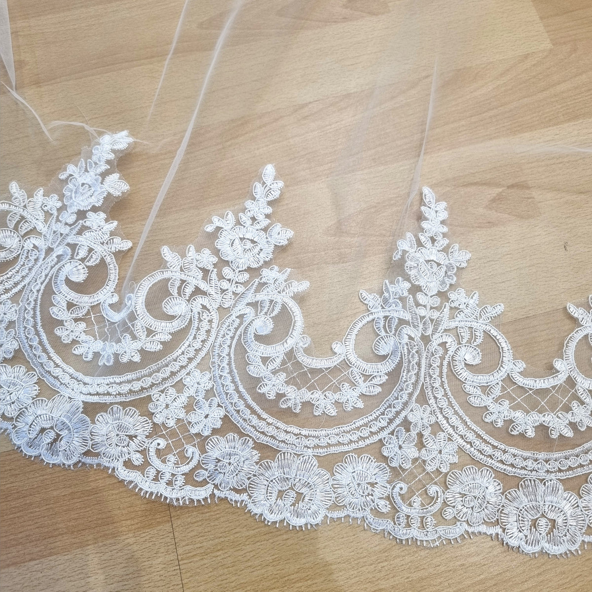 ALEMANIA Velo Ivory 4 Metros Encaje Completo – Petit Atelier Bridal